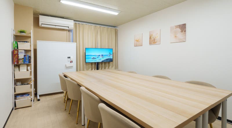 【関内駅徒歩1分】24時間利用可能！テレビ、高速WiFi、ホワイトボード完備☆会議/打合せ/オンライン/ボドゲに最適