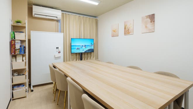 【関内駅徒歩1分】24時間利用可能!テレビ、高速WiFi、ホワイトボード完備☆会議/打合せ/オンライン/ボドゲに最適の写真1