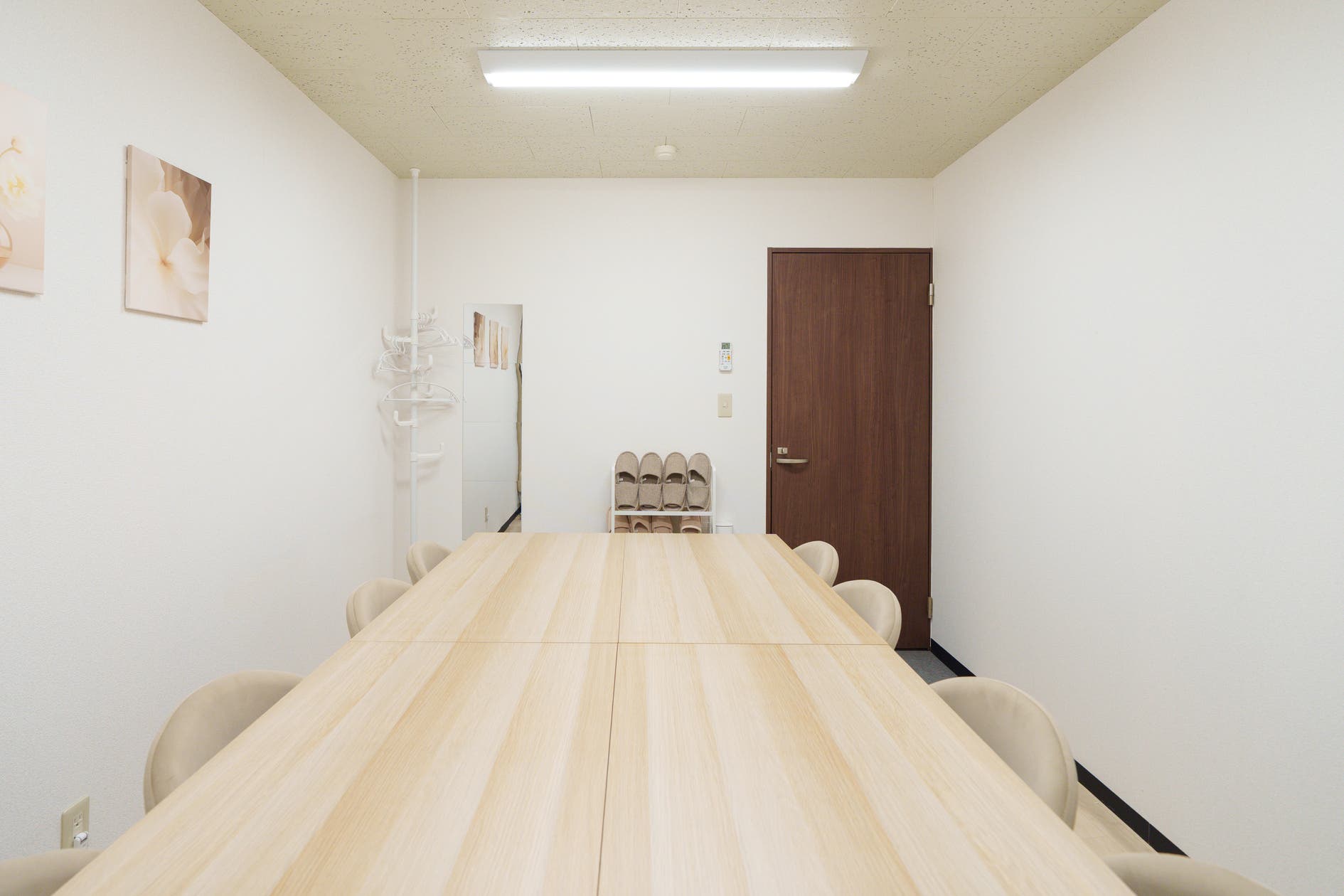 【関内駅徒歩1分】24時間利用可能！テレビ、高速WiFi、ホワイトボード完備☆会議/打合せ/オンライン/ボドゲに最適の写真6