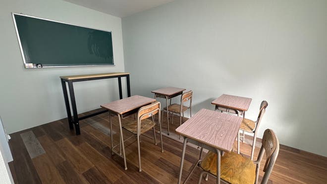 東映撮影所からすぐ!学校セットの撮影スタジオの写真1