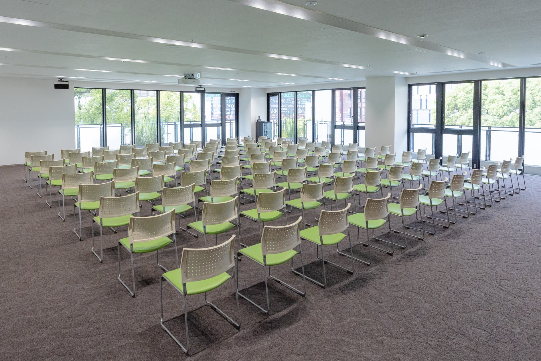 【西鉄福岡天神駅徒歩１分】立地良好！57坪(189㎡)スクール形式最大80名様着席、会議室、展示会利用に最適！の写真4