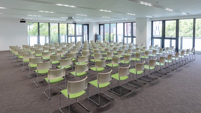 【西鉄福岡天神駅徒歩1分】立地良好!57坪(189㎡)スクール形式最大80名様着席、会議室、展示会利用に最適!の写真4