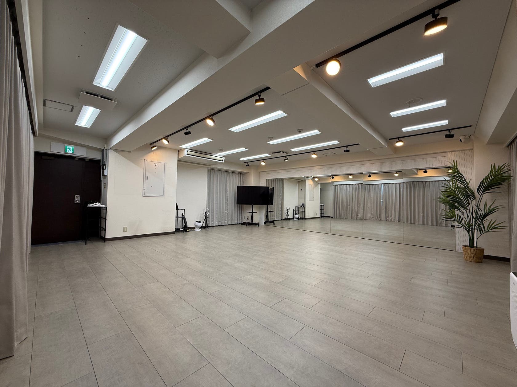 【OPEN記念】駅前／鏡5.4m／シンプル多目的スタジオ／ダンス・ヨガ・コスプレ・撮影・演劇にの写真1