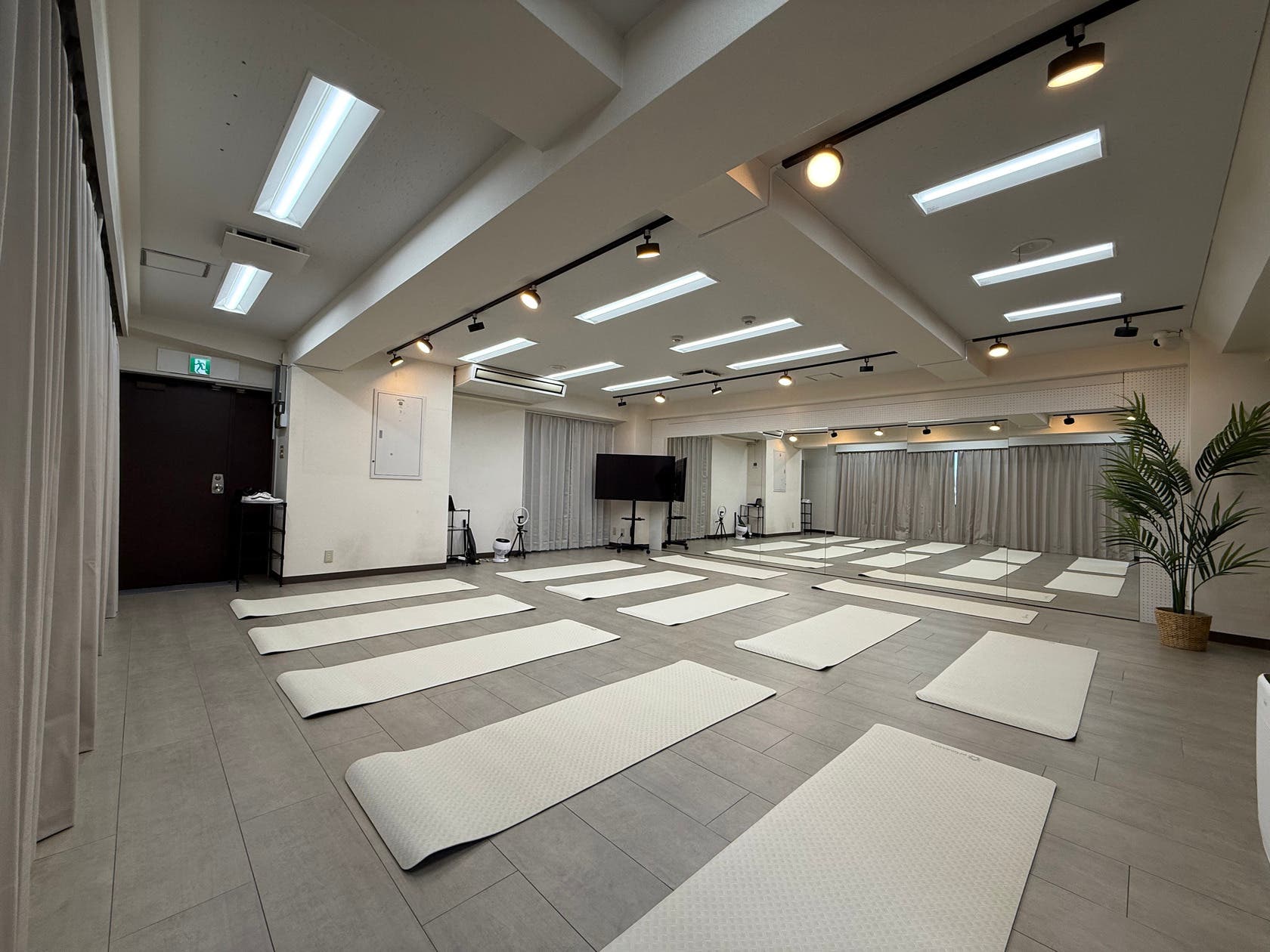 【OPEN記念】駅前／鏡5.4m／シンプル多目的スタジオ／ダンス・ヨガ・コスプレ・撮影・演劇にの写真2