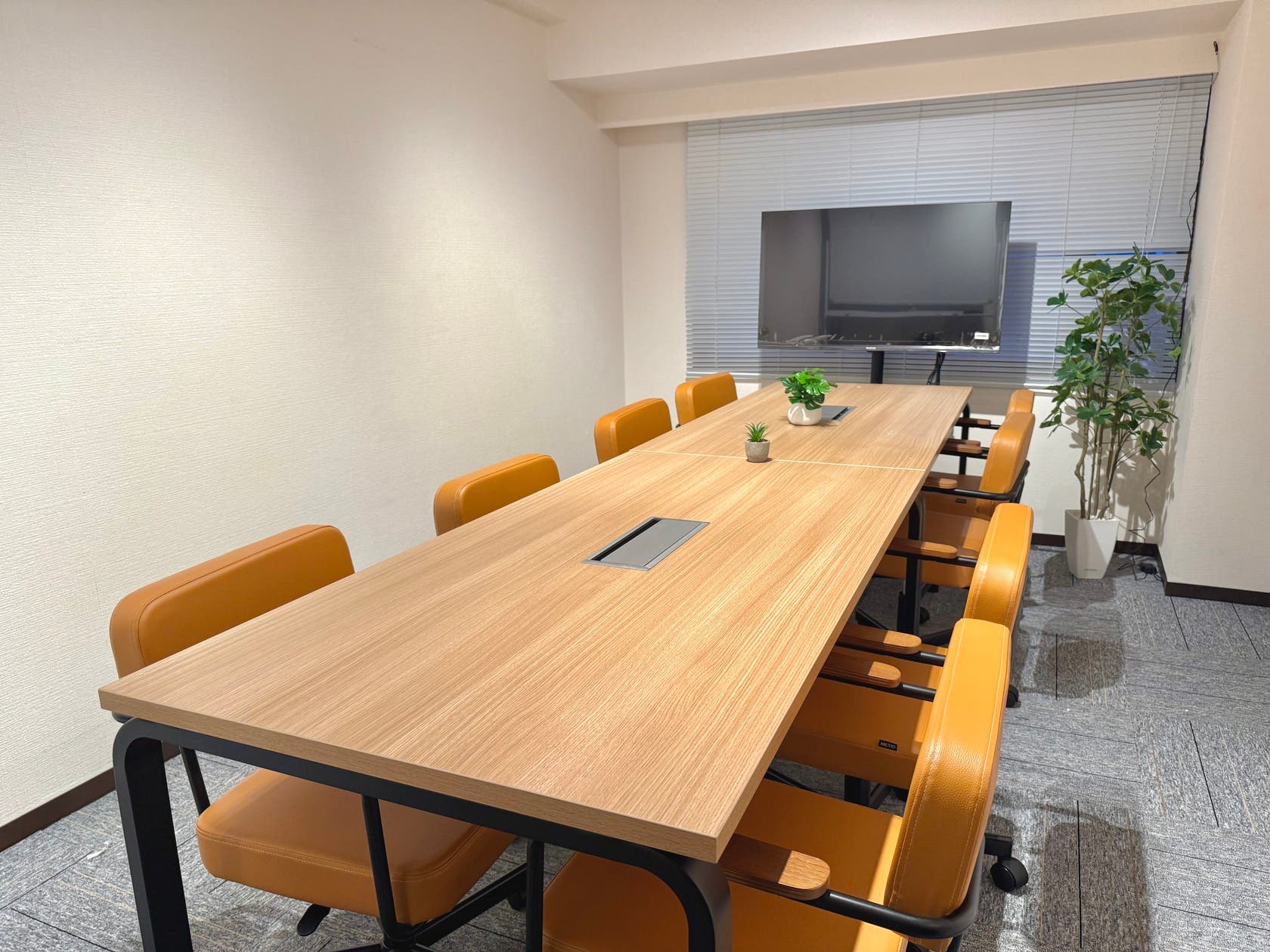 【新大阪駅東口１０秒❗️超駅近】無料WiFi・モニター・ホワイトボード無料貸出中❗️完全個室・会議・面談《SS新大阪516》の写真2