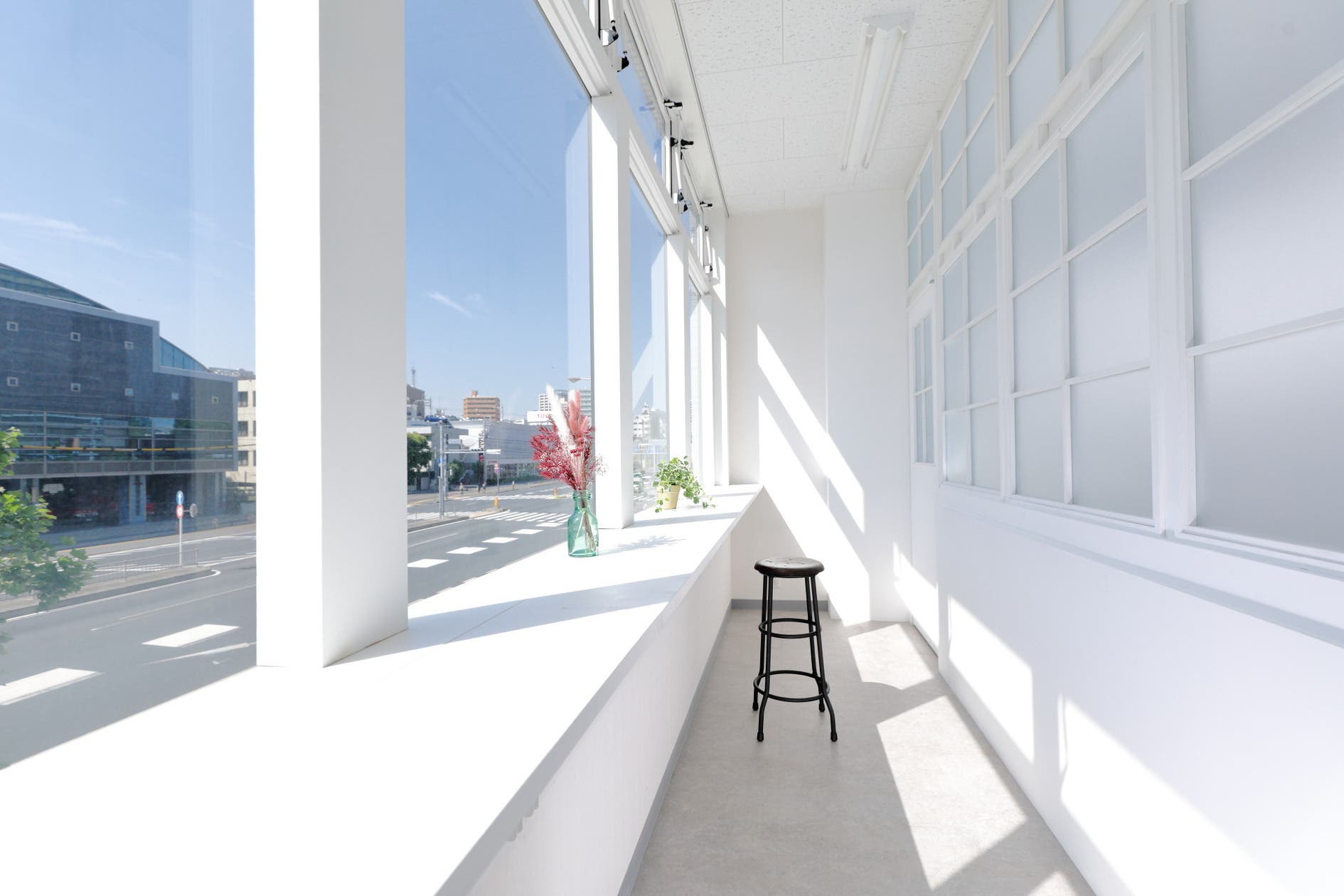 自然光たっぷり｜上品で洗練された世界観がつくれる24時間スタジオの写真3