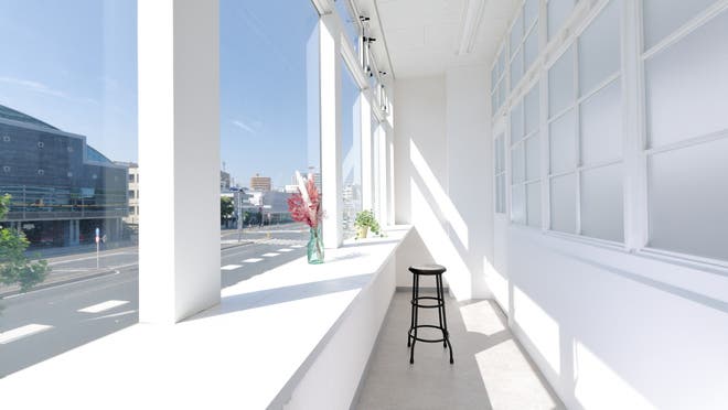 自然光たっぷり|上品で洗練された世界観がつくれる24時間スタジオの写真3