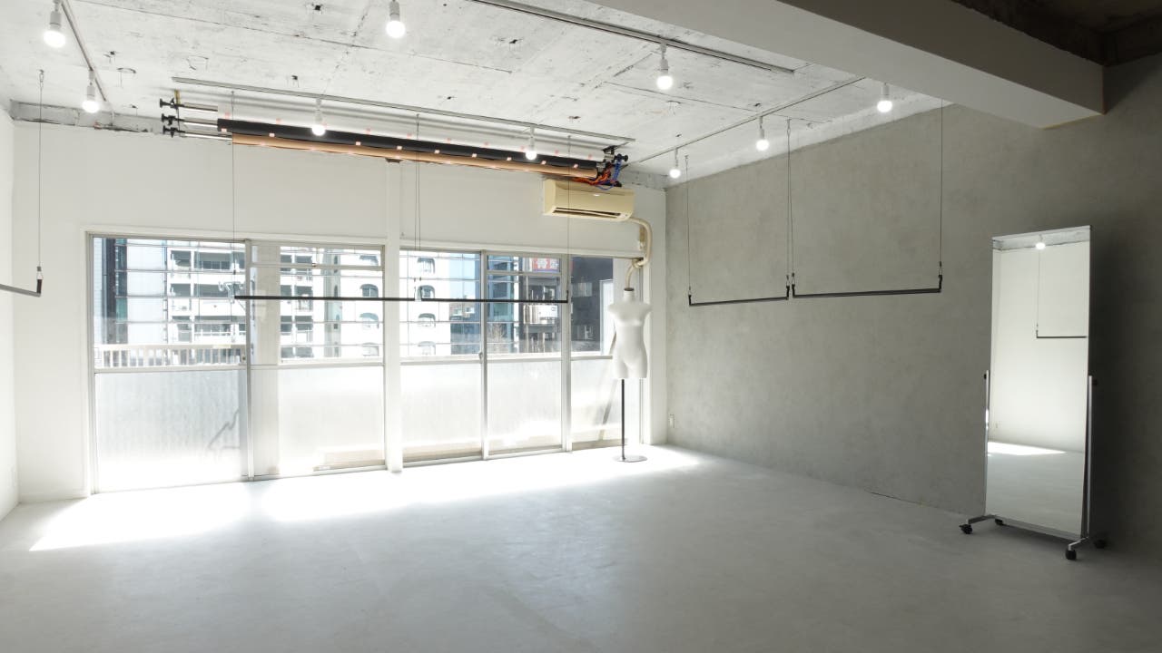 【目黒駅２分】真南の自然光｜白壁＋５ｍ以上のコンクリ調壁｜撮影機材＋背景紙無料｜スチール撮影・商品撮影・控室・展示会｜の写真10