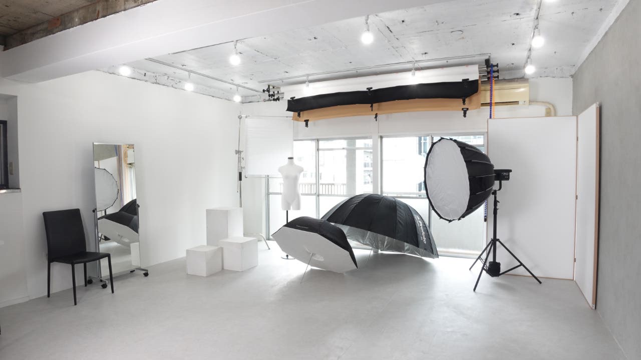 【目黒駅２分】真南の自然光｜白壁＋５ｍ以上のコンクリ調壁｜撮影機材＋背景紙無料｜スチール撮影・商品撮影・控室・展示会｜の写真1