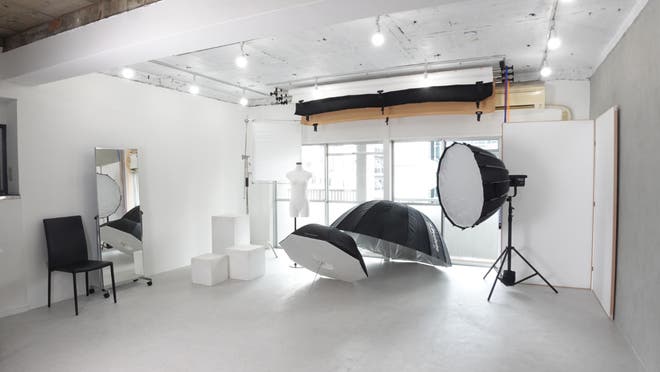 【目黒駅2分】真南の自然光|白壁+5m以上のコンクリ調壁|撮影機材+背景紙無料|スチール撮影・商品撮影・控室・展示会|の写真1