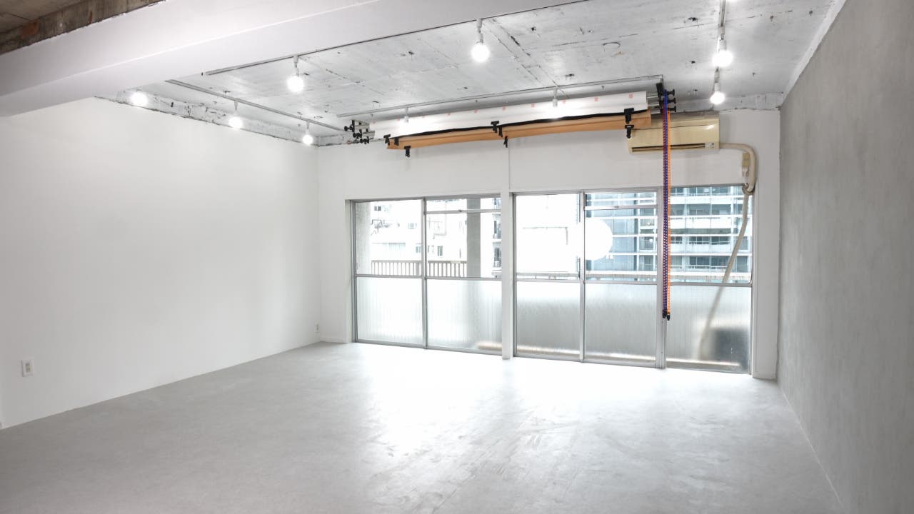 【目黒駅２分】真南の自然光｜白壁＋５ｍ以上のコンクリ調壁｜撮影機材＋背景紙無料｜スチール撮影・商品撮影・控室・展示会｜の写真2