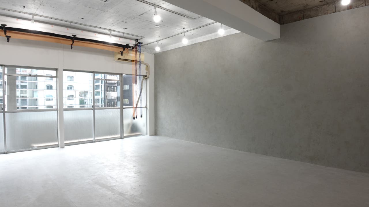 【目黒駅２分】真南の自然光｜白壁＋５ｍ以上のコンクリ調壁｜撮影機材＋背景紙無料｜スチール撮影・商品撮影・控室・展示会｜の写真5