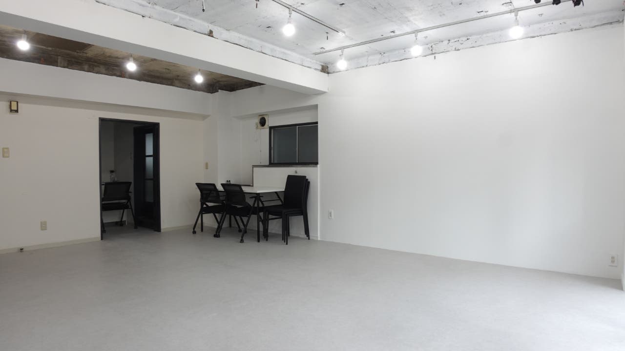 【目黒駅２分】真南の自然光｜白壁＋５ｍ以上のコンクリ調壁｜撮影機材＋背景紙無料｜スチール撮影・商品撮影・控室・展示会｜の写真6