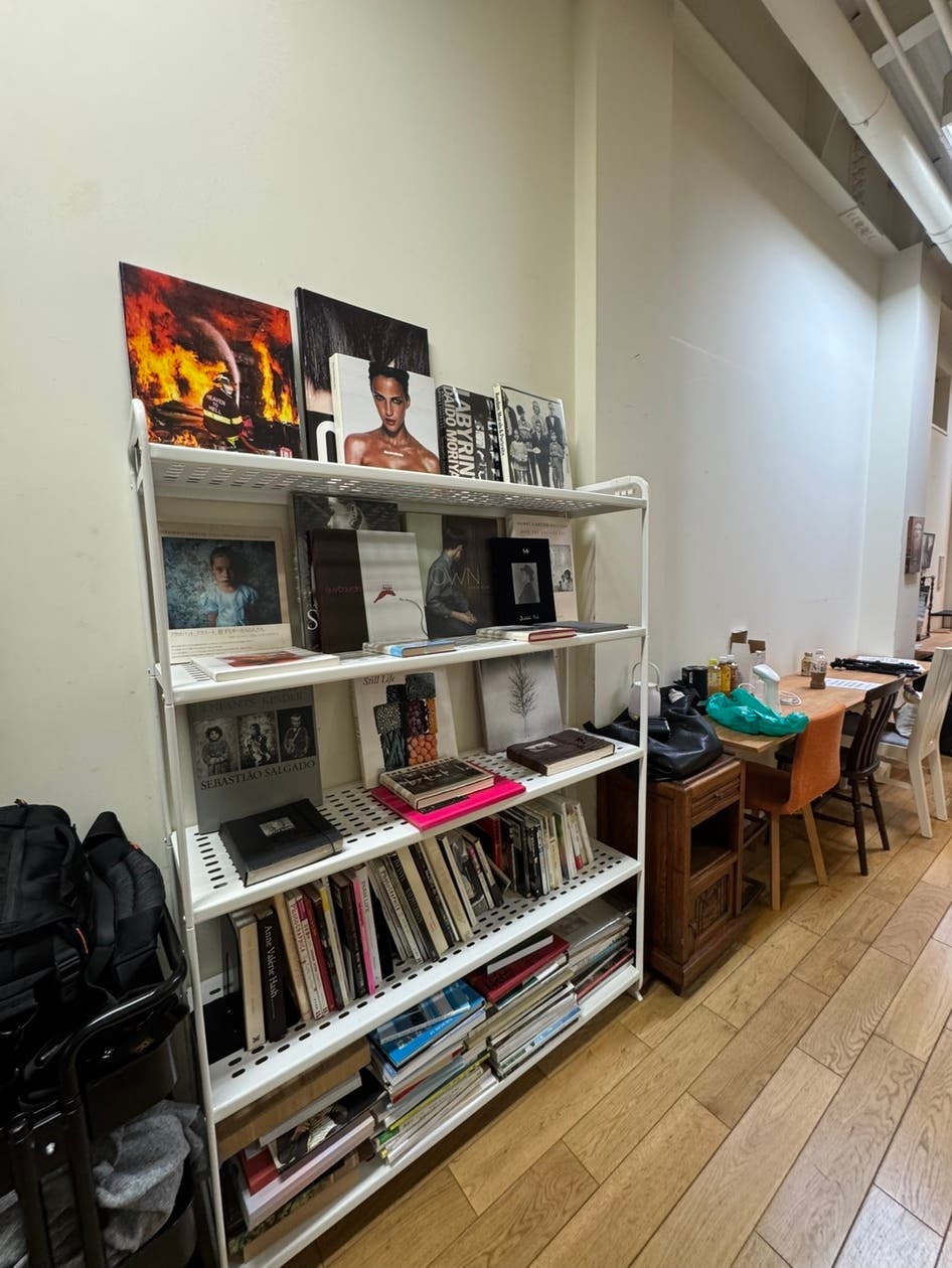 大阪・九条駅近くの白を基調としたスタジオスペース。 自然光が差し込み、撮影・展示・ワークショップなど多用途にご利用いただけます。の写真2