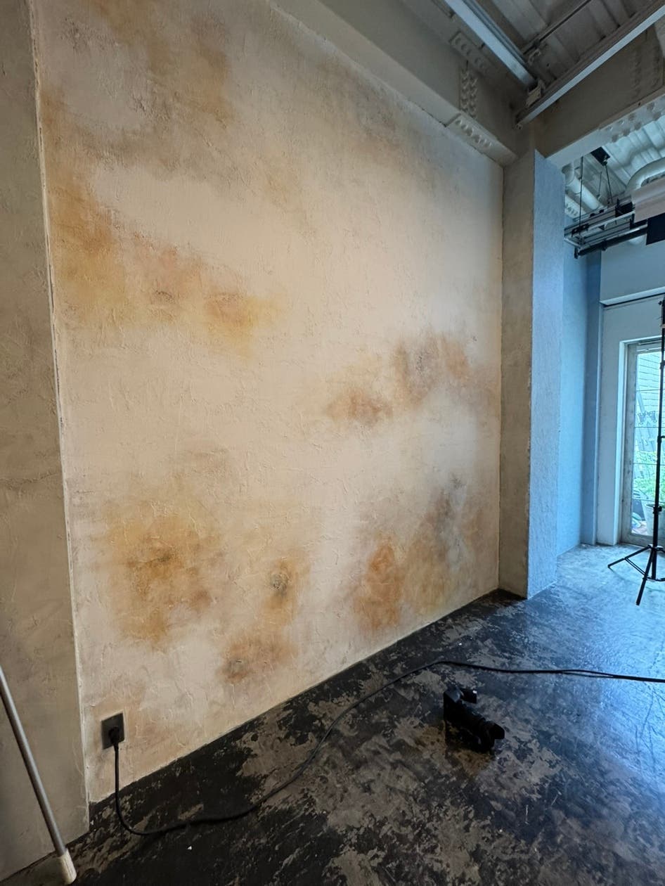 大阪・九条駅近くの白を基調としたスタジオスペース。 自然光が差し込み、撮影・展示・ワークショップなど多用途にご利用いただけます。の写真1