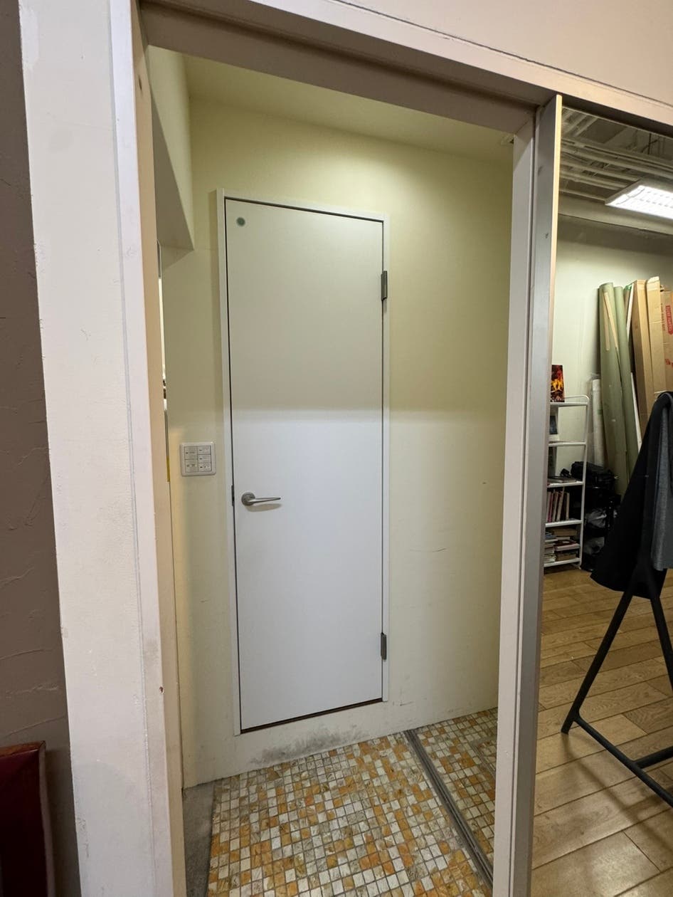 大阪・九条駅近くの白を基調としたスタジオスペース。 自然光が差し込み、撮影・展示・ワークショップなど多用途にご利用いただけます。の写真3