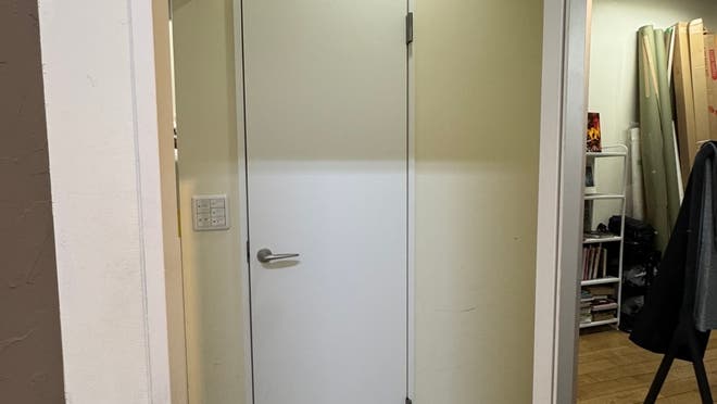 大阪・九条駅近くの白を基調としたスタジオスペース。 自然光が差し込み、撮影・展示・ワークショップなど多用途にご利用いただけます。の写真3