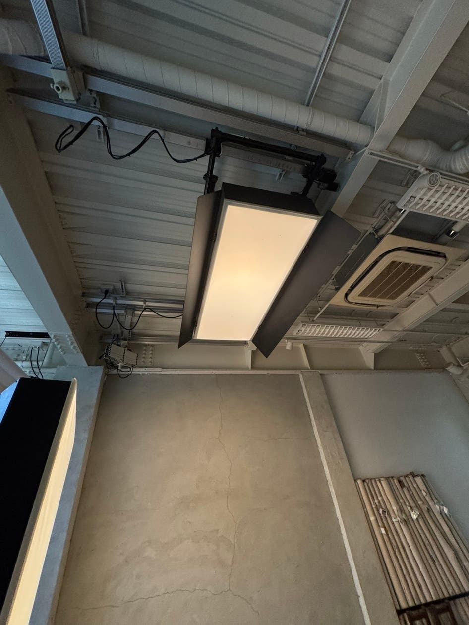 大阪・九条駅近くの白を基調としたスタジオスペース。 自然光が差し込み、撮影・展示・ワークショップなど多用途にご利用いただけます。の写真4