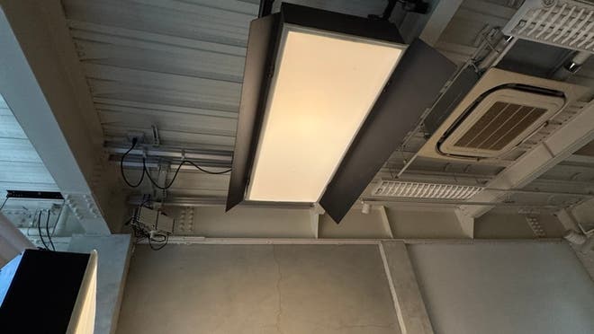 大阪・九条駅近くの白を基調としたスタジオスペース。 自然光が差し込み、撮影・展示・ワークショップなど多用途にご利用いただけます。の写真4