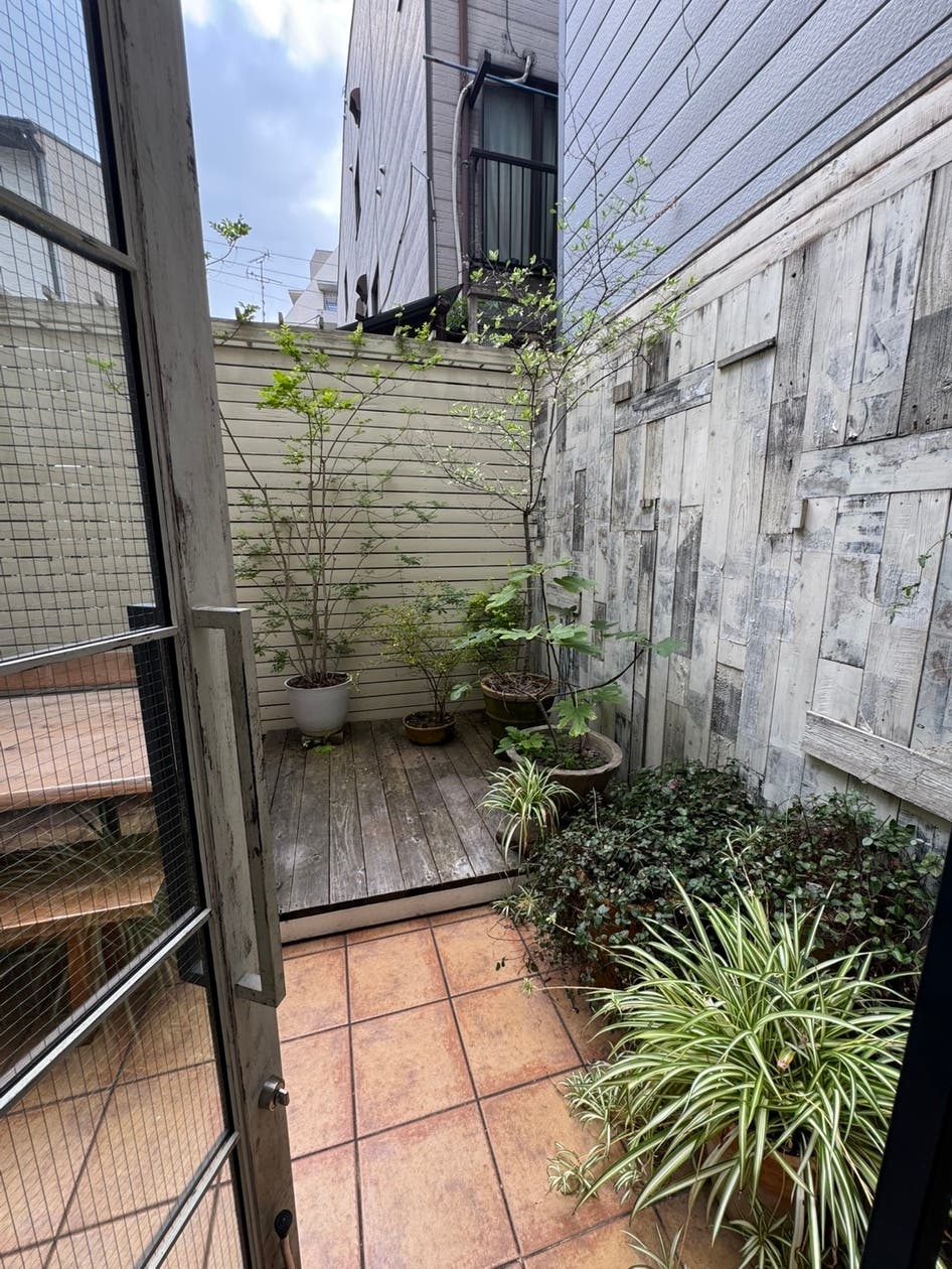 大阪・九条駅近くの白を基調としたスタジオスペース。 自然光が差し込み、撮影・展示・ワークショップなど多用途にご利用いただけます。の写真6