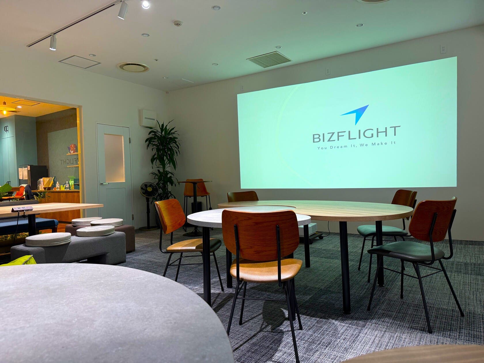 【新静岡駅徒歩1分】最大20名｜静かな地下空間｜講義・研修・会議向けの写真8