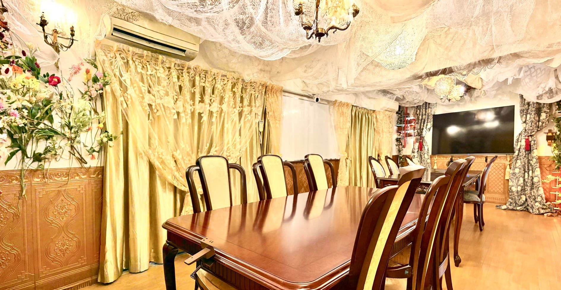 【西新宿駅1分】アンティーク会議室42㎡｜70型モニター完備｜撮影・交流会・ボドゲ可の写真1