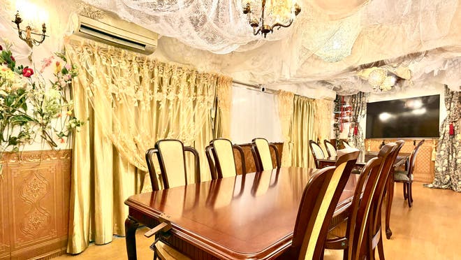 【西新宿駅1分】アンティーク会議室42㎡|70型モニター完備|撮影・交流会・ボドゲ可の写真1