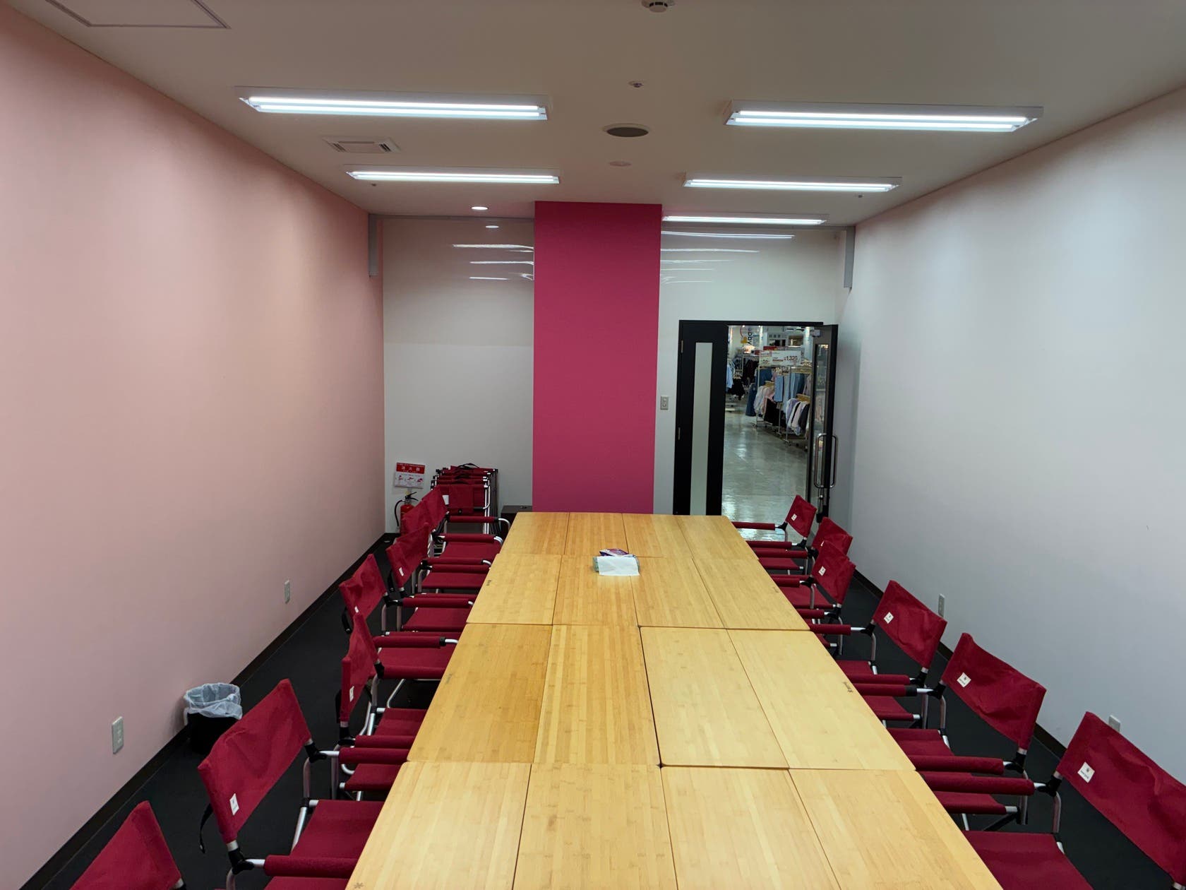 イオン県央店3F｜最大20名・プロジェクター有｜飲食持込OKの多目的会議室の写真4