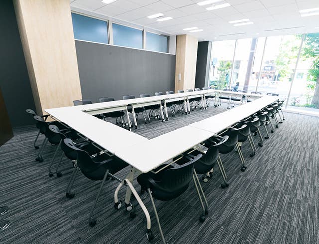 【五反田7分】プロジェクター・マイク等「全備品無料」42名規模のセミナー会場の写真1