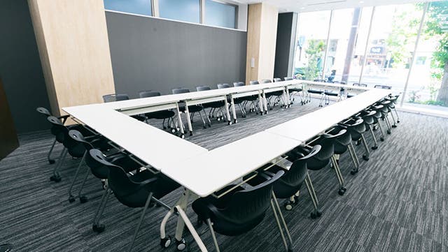 【五反田7分】プロジェクター・マイク等「全備品無料」42名規模のセミナー会場の写真1