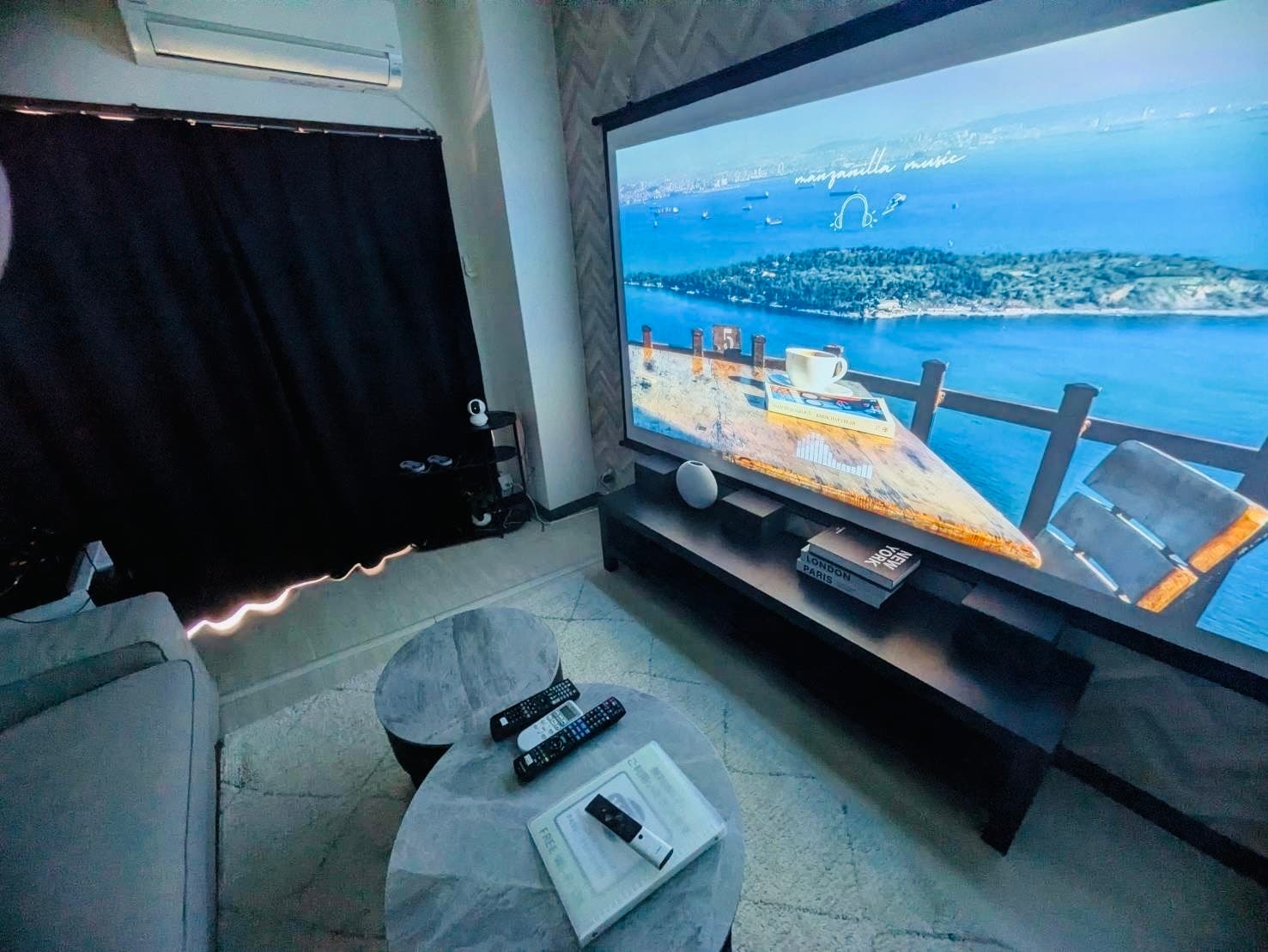 100インチスクリーン＋４Kプロジェクターで大迫力の映画🎞ゲーム🎮推し活🤍贅沢な遊び時間を、大人だけの隠れ家で🖤の写真1