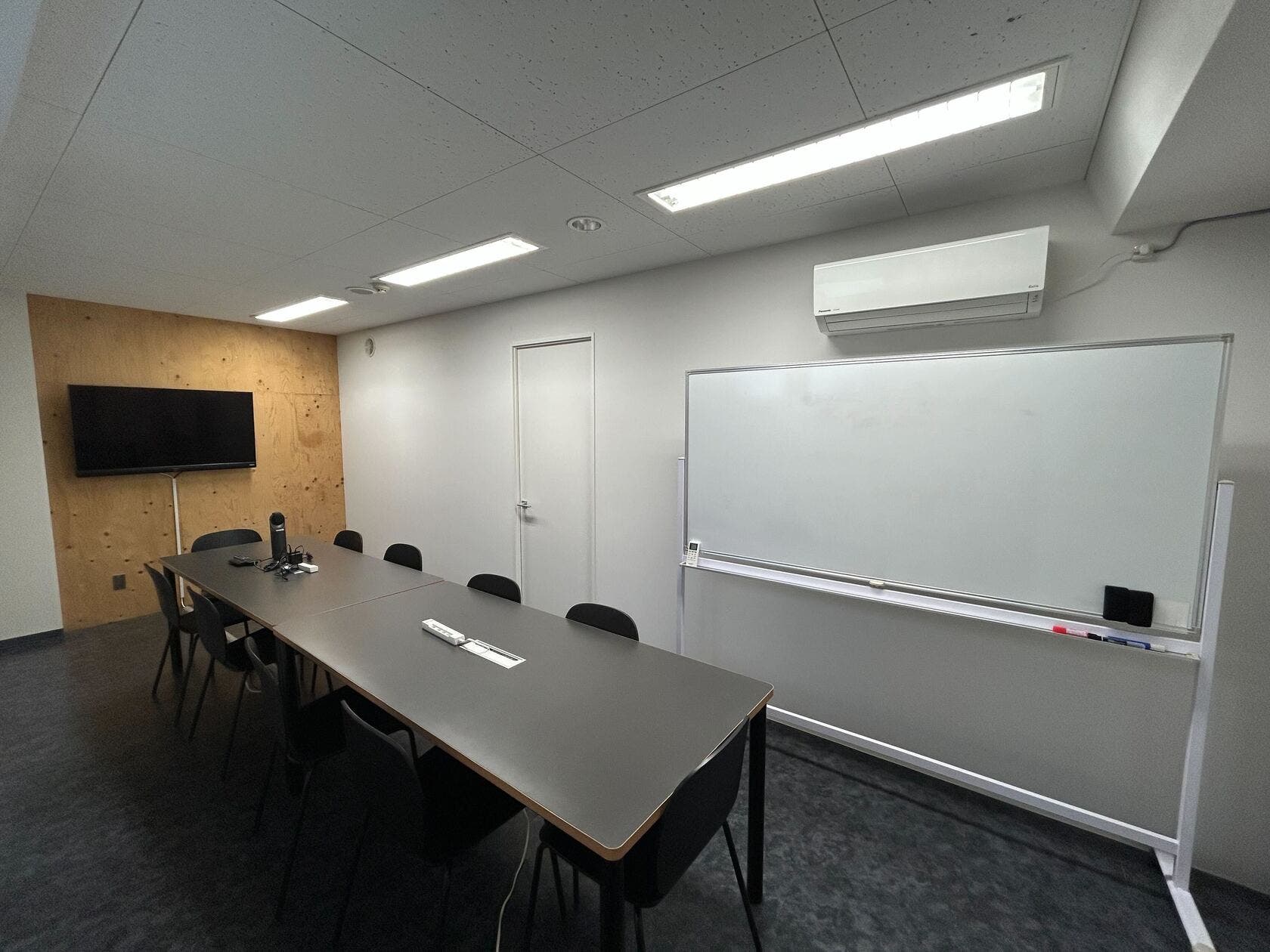 【松戸 by M.A.D.center】モニター付き完全個室の10名用会議室の写真1