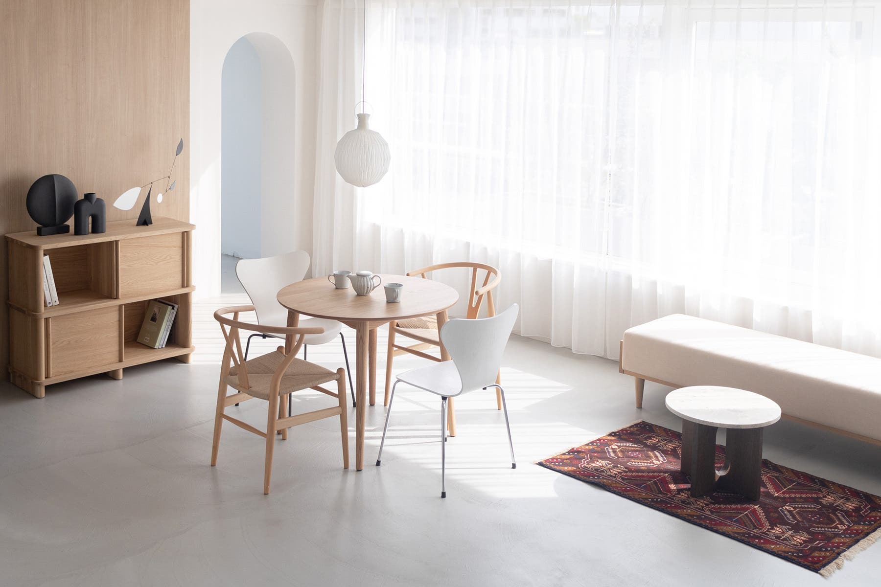 南向きの大きな窓から自然光｜北欧ナチュラル空間＋屋外撮影バルコニー｜写真撮影、ムービー撮影、イベント、セミナー、会議室の写真1