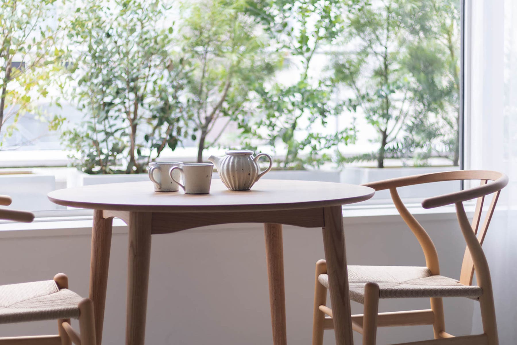 南向きの大きな窓から自然光｜北欧ナチュラル空間＋屋外撮影バルコニー｜写真撮影、ムービー撮影、イベント、セミナー、会議室の写真6