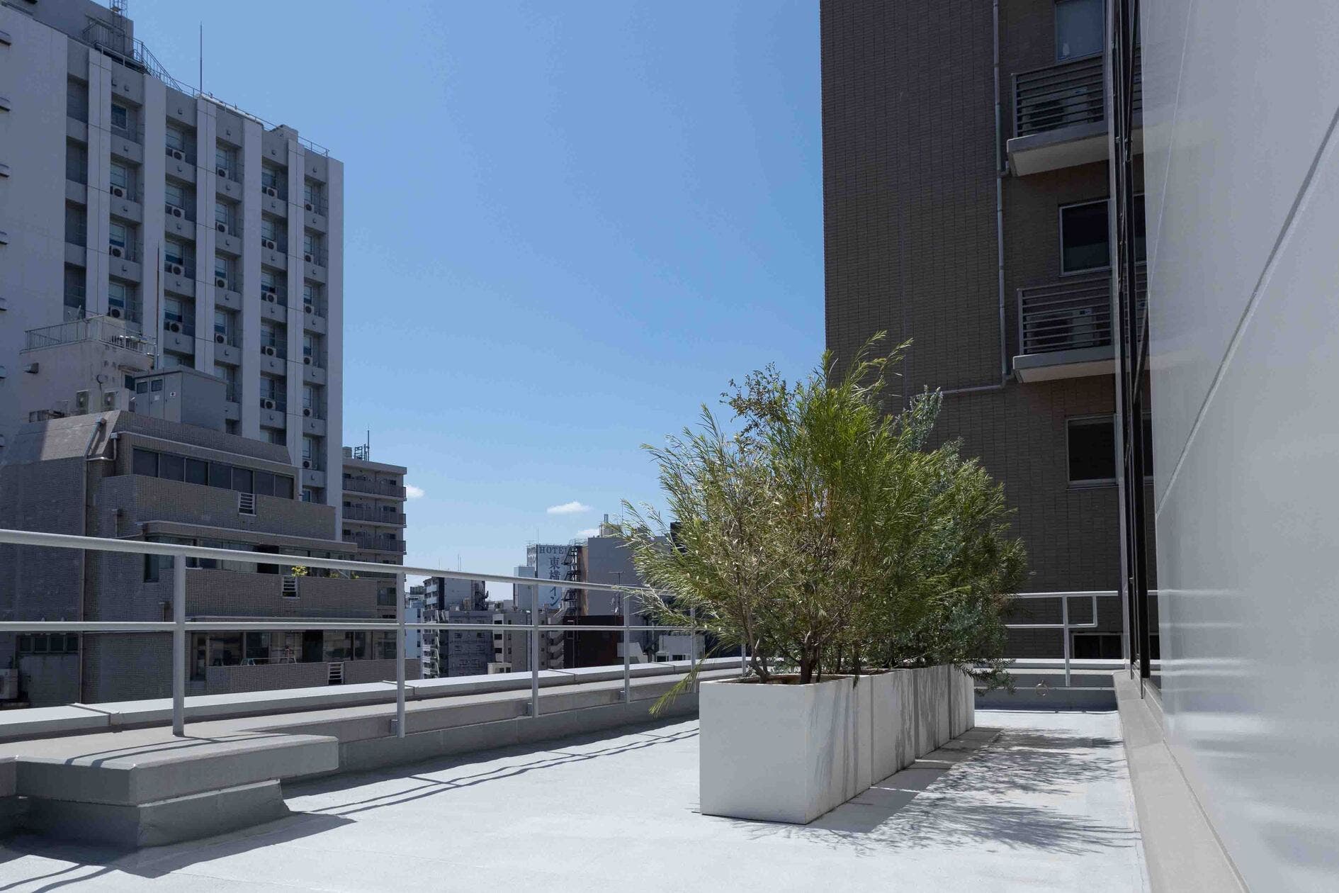 南向きの大きな窓から自然光｜北欧ナチュラル空間＋屋外撮影バルコニー｜写真撮影、ムービー撮影、イベント、セミナー、会議室の写真4