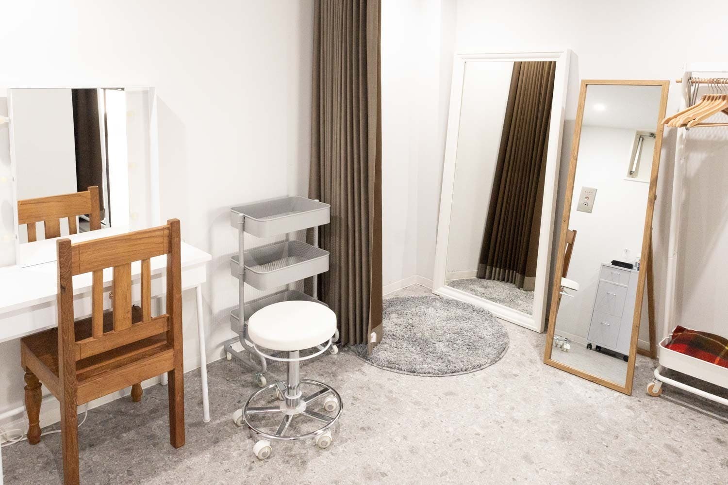 南向きの大きな窓から自然光｜北欧ナチュラル空間＋屋外撮影バルコニー｜写真撮影、ムービー撮影、イベント、セミナー、会議室の写真21