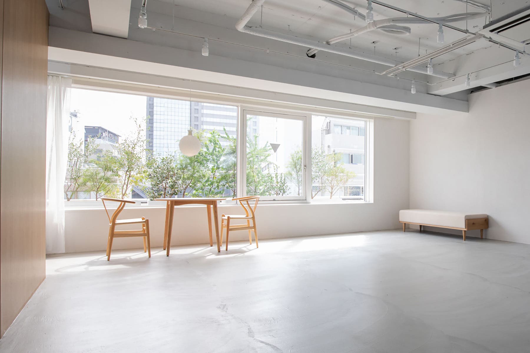 南向きの大きな窓から自然光｜北欧ナチュラル空間＋屋外撮影バルコニー｜写真撮影、ムービー撮影、イベント、セミナー、会議室の写真11