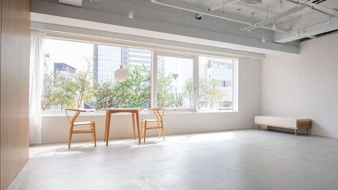 南向きの大きな窓から自然光|北欧ナチュラル空間+屋外撮影バルコニー|写真撮影、ムービー撮影、イベント、セミナー、会議室の写真11