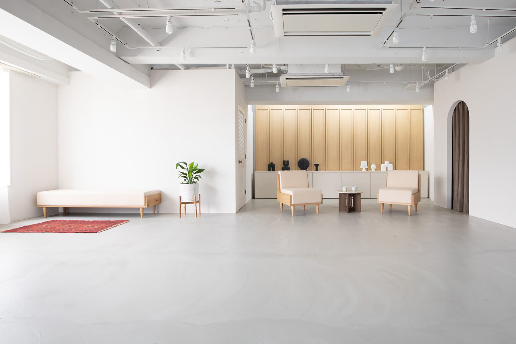 南向きの大きな窓から自然光｜北欧ナチュラル空間＋屋外撮影バルコニー｜写真撮影、ムービー撮影、イベント、セミナー、会議室の写真18