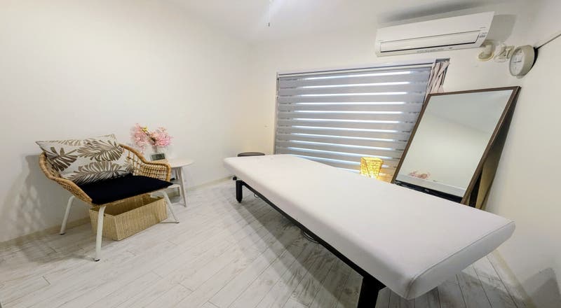 整体に最適なしっかりとした電動調高ベット、調光ライト等ご用意 駅3分