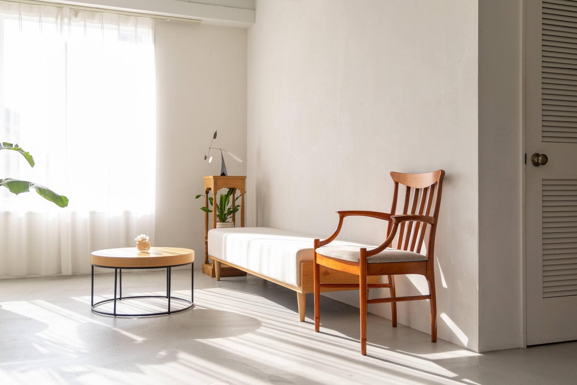 南向きの大きな窓から自然光｜北欧ナチュラル空間＋屋外撮影バルコニー｜写真撮影、ムービー撮影、イベント、セミナー、会議室の写真15