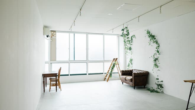 平日のみ利用可!外光が入るシンプルなスタジオスペース!コスプレ撮影、プロフィール撮影、セルフ撮影などに!の写真1