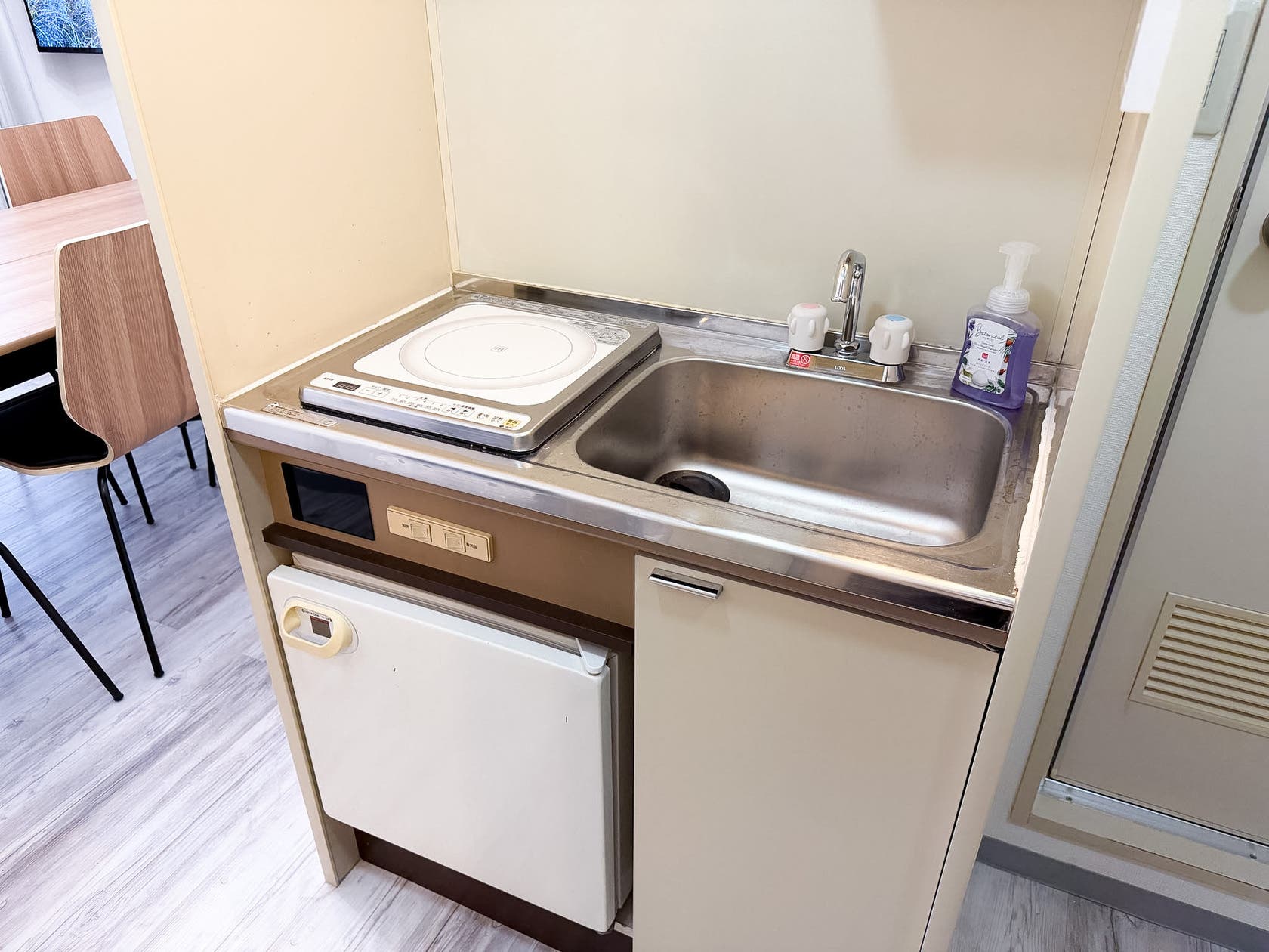 【New！】三鷹駅からすぐ！最大10名/懇親会・会議・女子会・ボドゲ等！周辺にコンビニやスーパーあり！の写真14