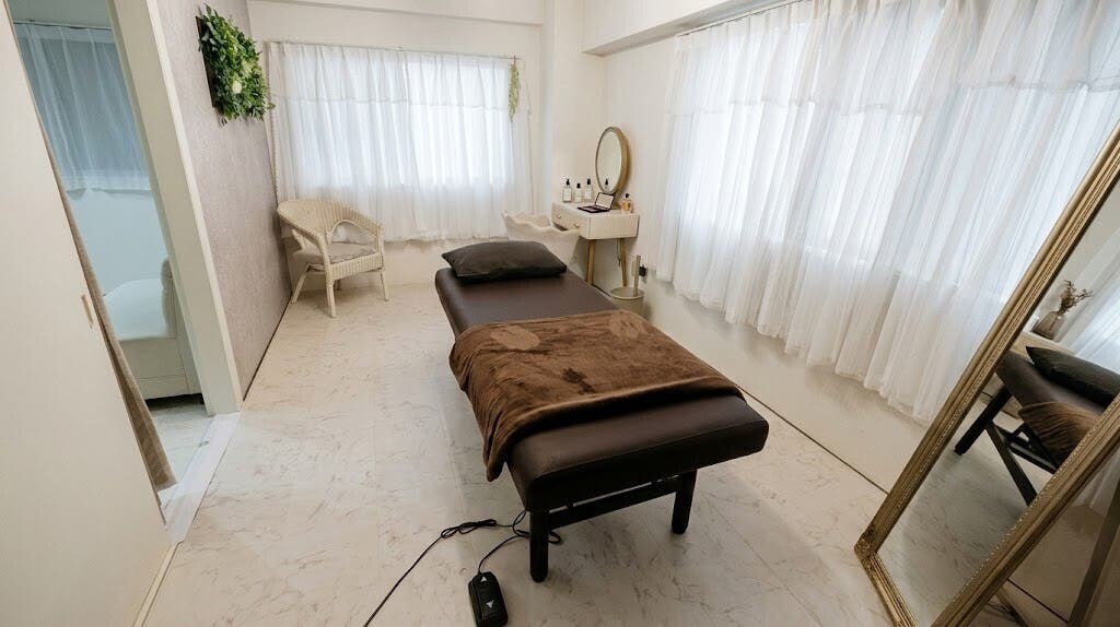 【赤羽駅5分】加湿器導入/電動昇降ベッド有孔/完全個室✨/とにかく広い！😊/待合室＋施術室完備！/Rainbowの写真2