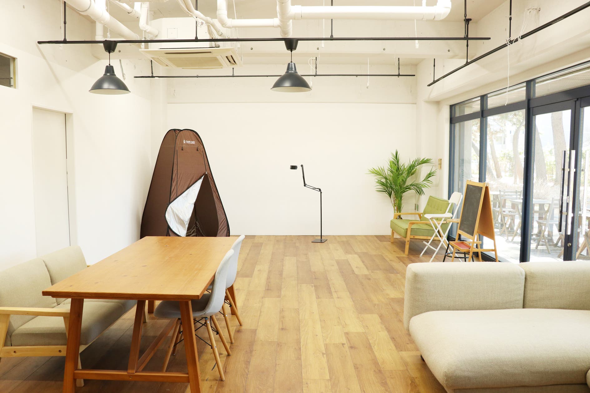 たっぷり自然光が差し込む明るい空間の写真1