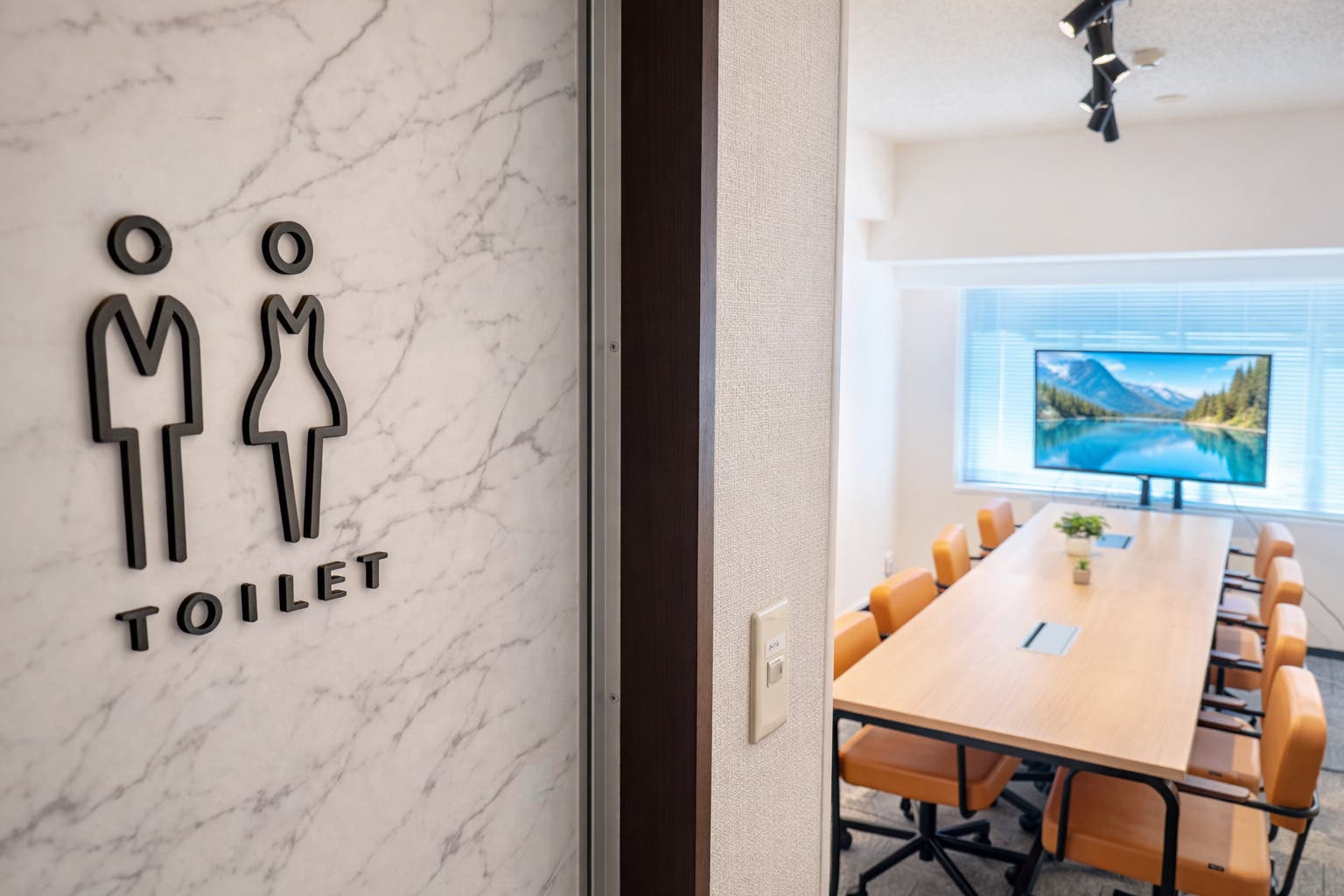 【新大阪駅東口１０秒❗️超駅近】無料WiFi・モニター・ホワイトボード無料貸出中❗️完全個室・会議・面談《SS新大阪516》の写真9