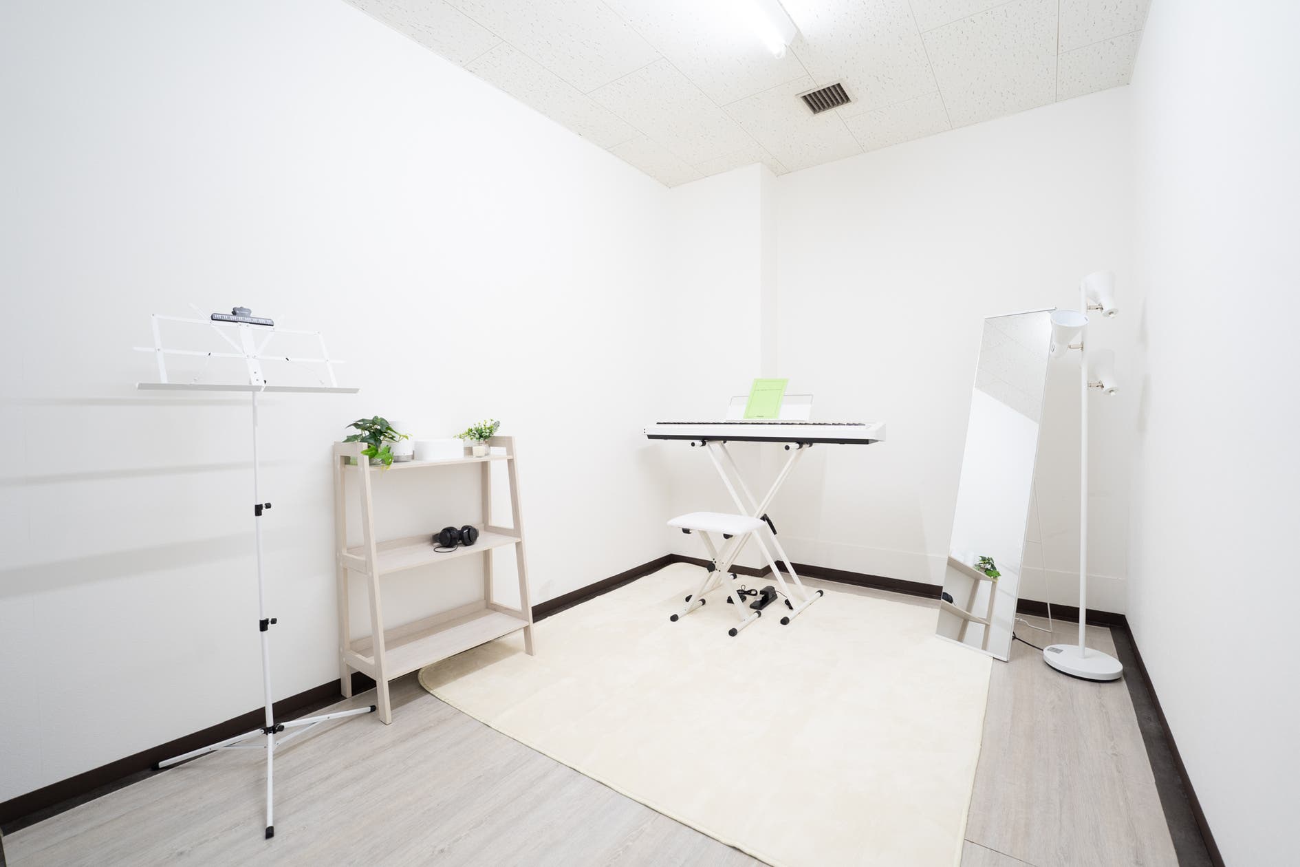 【NEWOPEN✨】電子ピアノ完備|ボイトレ・個人練習・レッスンに最適な地下個室の写真2