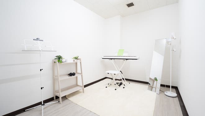 【NEWOPEN✨】電子ピアノ完備|ボイトレ・個人練習・レッスンに最適な地下個室の写真2