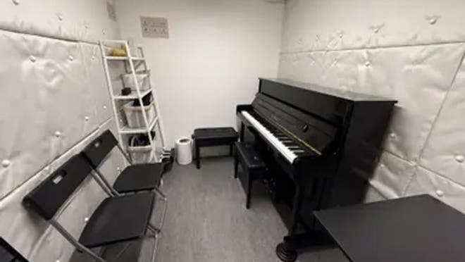 【 日本大通り駅徒歩4分】7.49㎡/アップライトピアノ備え付き音楽ルーム ルービー日本大通り room4の写真1