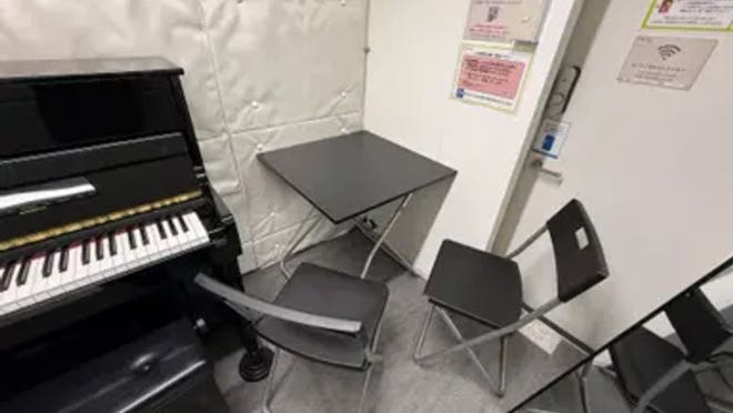 【 日本大通り駅徒歩4分】7.49㎡/アップライトピアノ備え付き音楽ルーム ルービー日本大通り room4の写真2